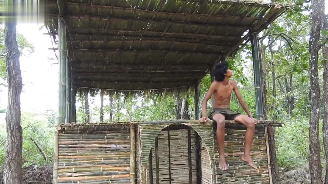 生存牛人给木质房子建造了二层,住在上面的话会更好一些