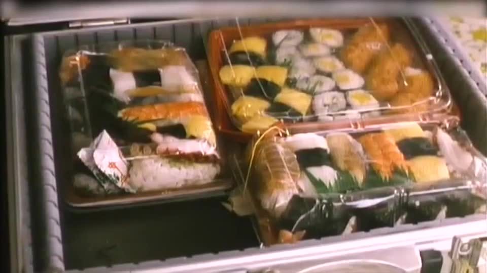 男子派人抢化学仪器,不料打开却是一箱寿司,还冒着热气