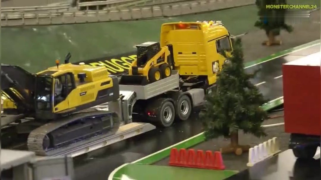 卡车模型来运输重型挖掘机,这套模型造价不菲!