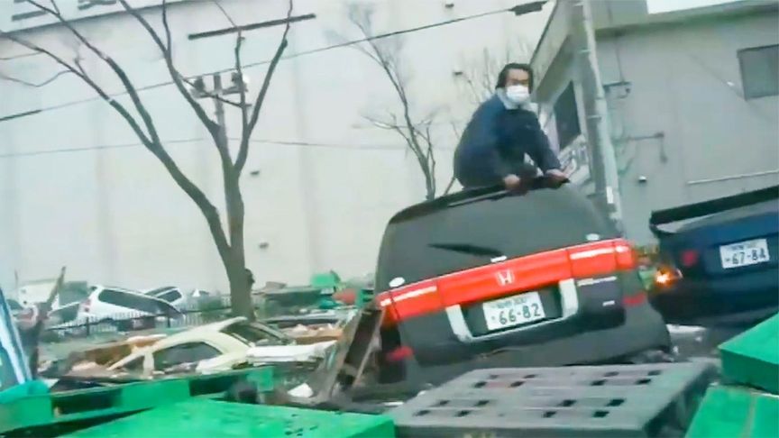 311日本大海啸真实记录:不多见的第一视角,司机急的爬上车顶