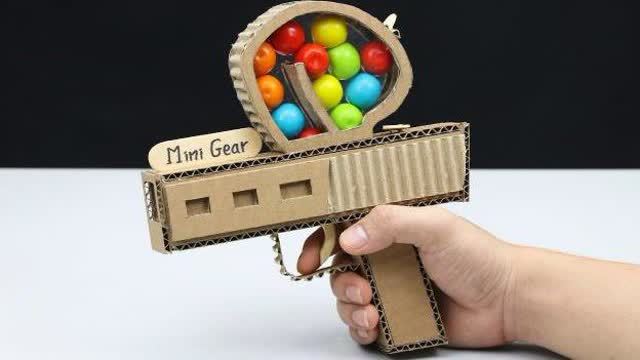 手工达人打造纸板"糖果枪",扳机一扣惊喜立马发射