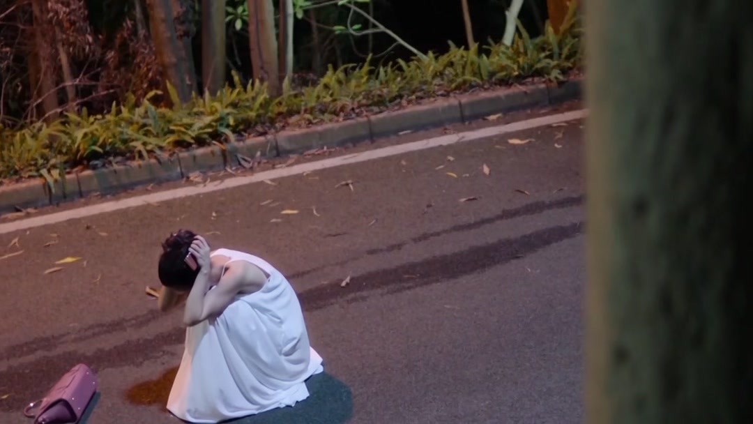 小雯逃跑被机器人发现,竟被开车直接撞进医院