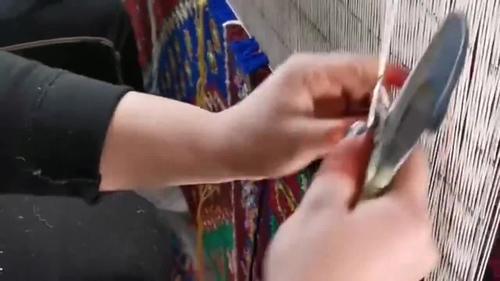 纯手工编织毛毯,需要几人一起编织,手艺好的一天能赚钱300多!