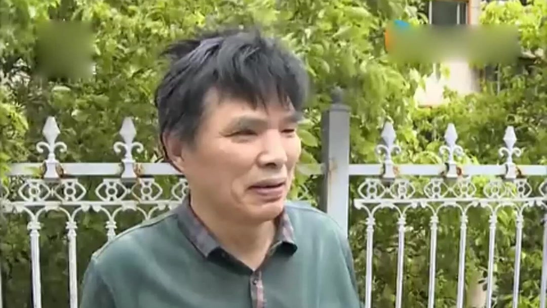 油锅起火用水浇 不料火苗蹿2米引燃整个厨房