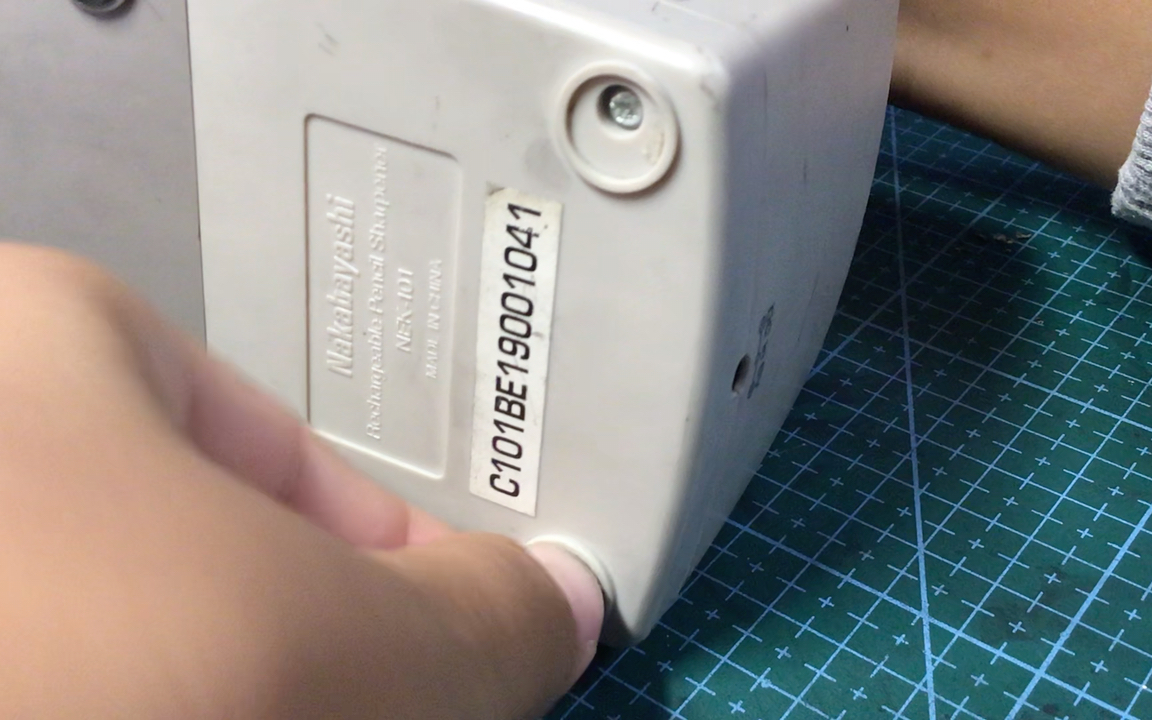 电动削笔器里面是什么样子的?小李拆东西5