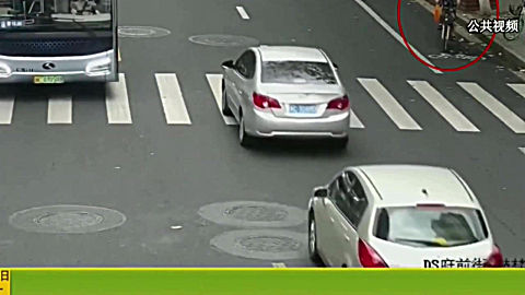 监控:因轿车不礼让斑马线行人, 导致人被撞飞!身上物品飞出数米