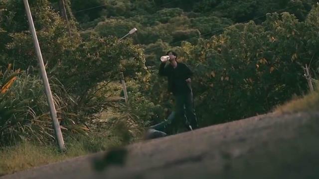 惊悚人性影片《饥饿》,未来世界食物严重短缺,人们只能喝水充饥