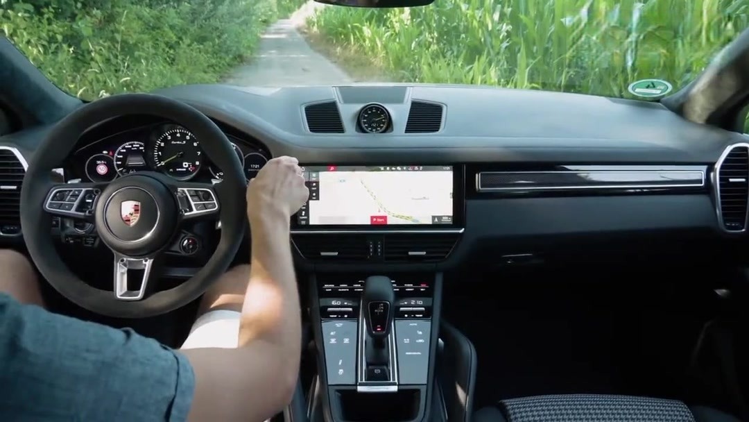 2020款保时捷卡宴 E-Hybrid按下钥匙,车门打开买不买X6自己定!