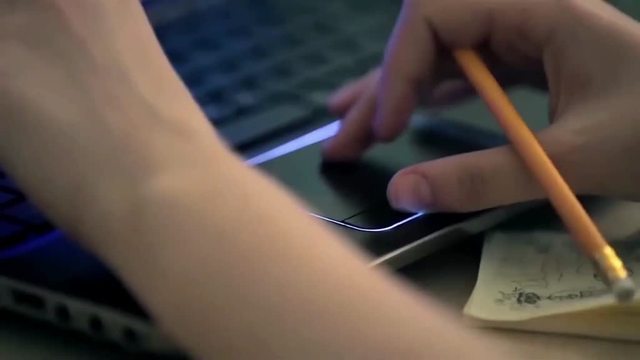 男子意外获得神奇鼠标,可以随意操控现实世界,电影《夺命鼠标》