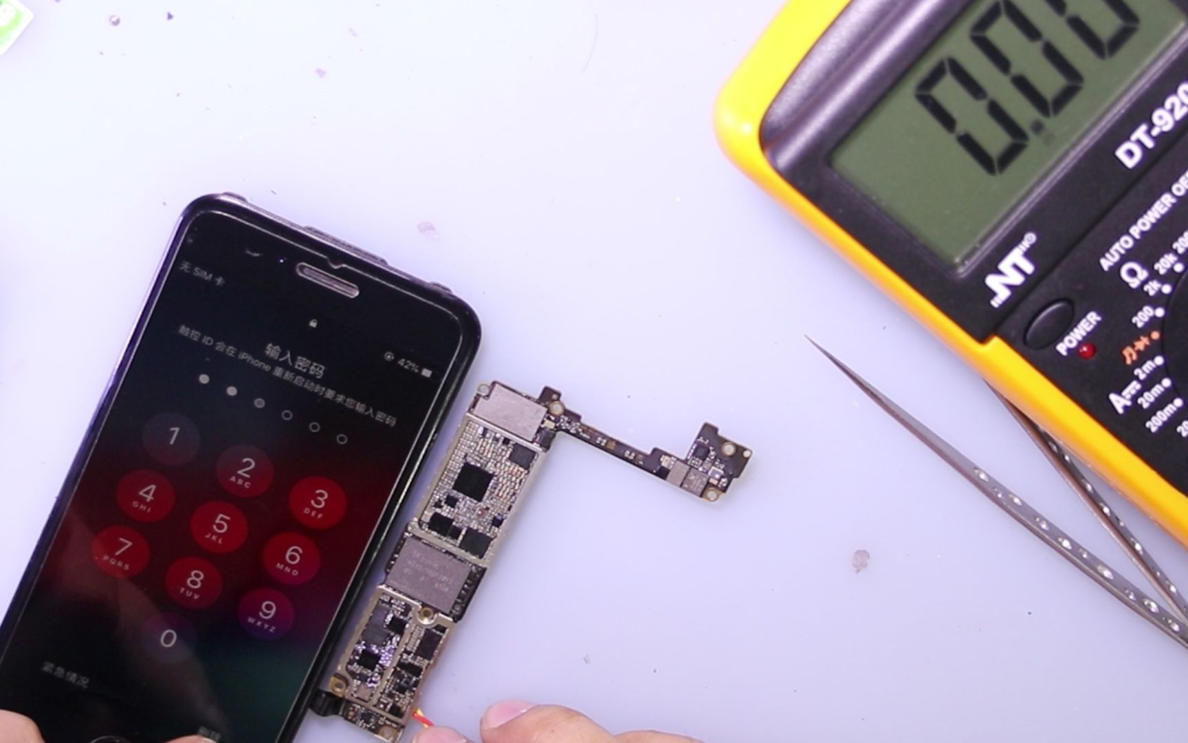 iPhone7显示无服务,问题出在主板上,换个芯片就能正常使用了