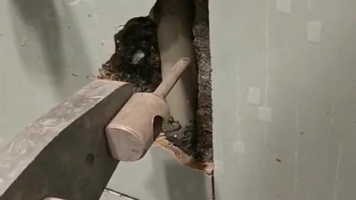 这活干的漂亮,水管堵漏方法多,老师傅的技术没得说!