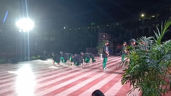 ...还好撞见了我的舞蹈老师,知道他们晚上在我学校参加毕业晚会,默默的...