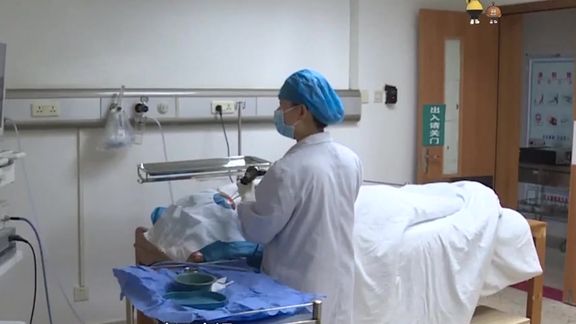 吓人!老人经常耳朵痒,竟然掏出活蛆虫