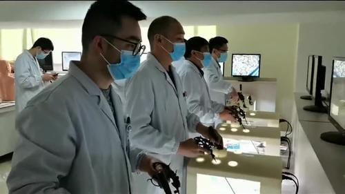 医院里的实习医生,每天下班后最喜欢来机械上模拟训练,提高医术是关键!