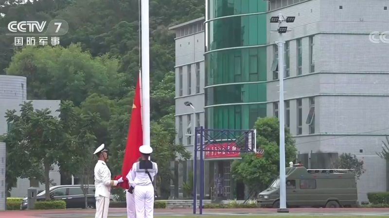 场面震撼!驻香港部队组织升国旗仪式,当国歌奏响那刻全场肃穆!