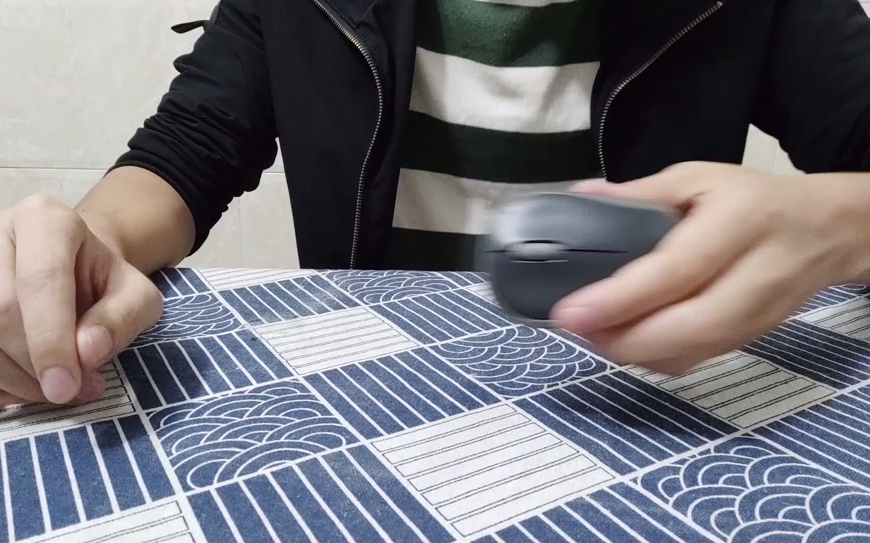 打火机竟然可以制作出唐门暗器?手机亮度调高可以看出屏幕素质