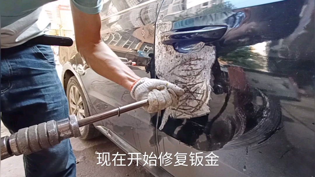 车主不小心撞到停在路边的货车上前门撞得很严重