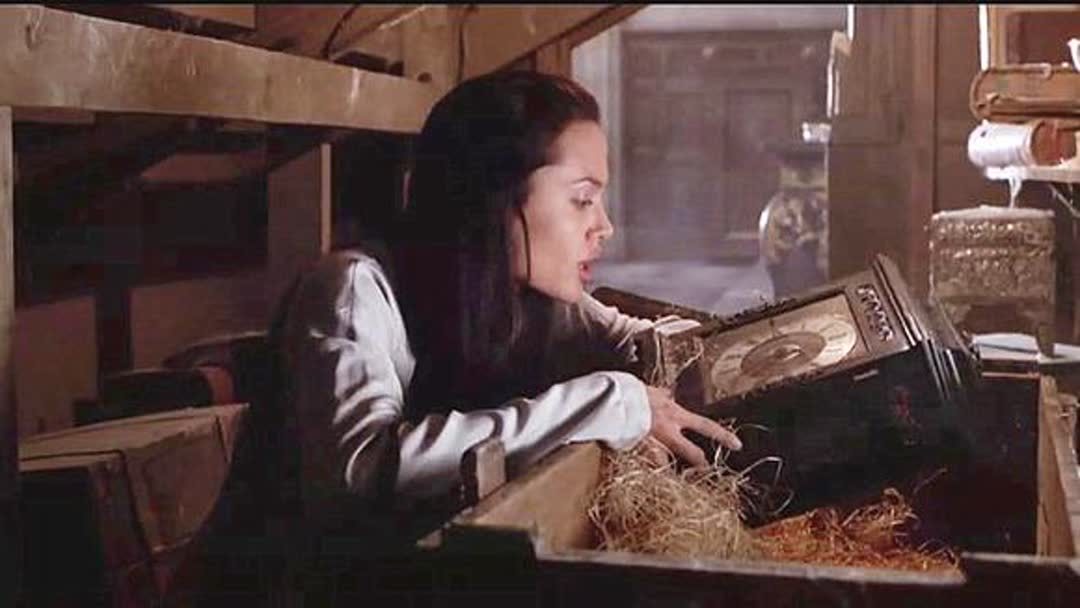 地下室发现一个时钟,里面有个罗盘,开启后可以穿越时空