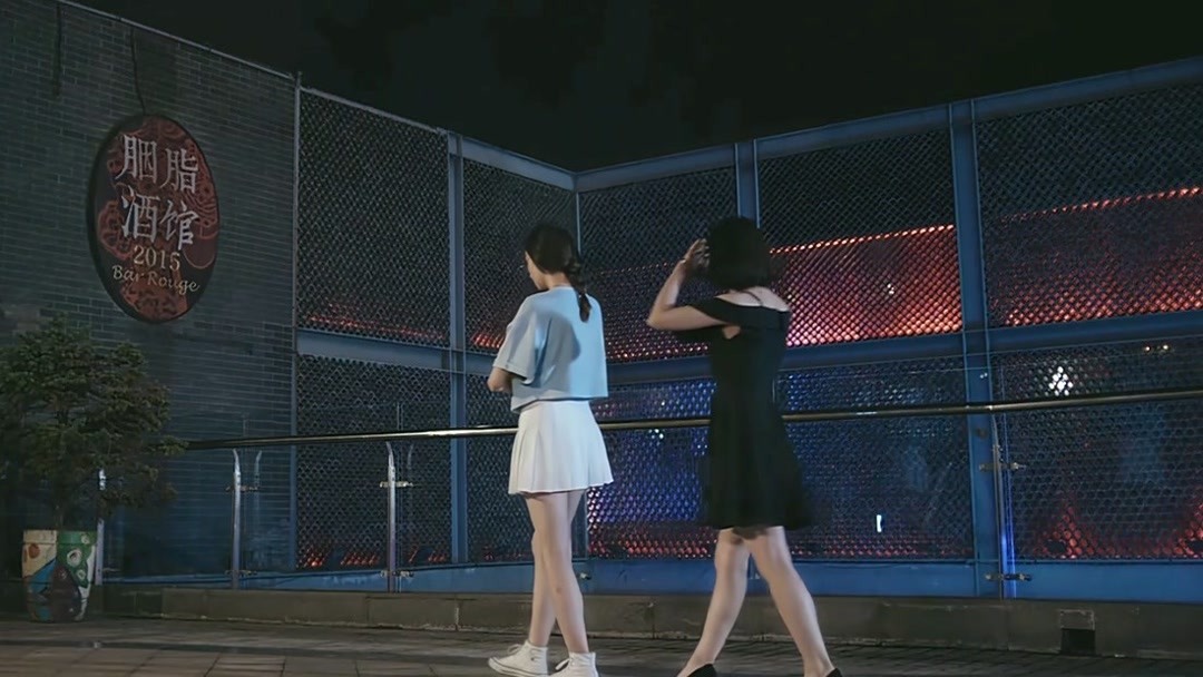 美女和同学晚上去酒馆,到门口却开始犹豫,同学用一招治好她