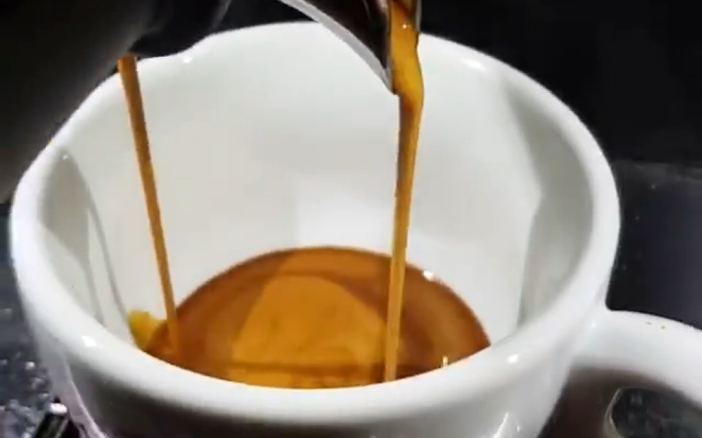 一个视频带你了解:制作一杯拉花咖啡的全过程