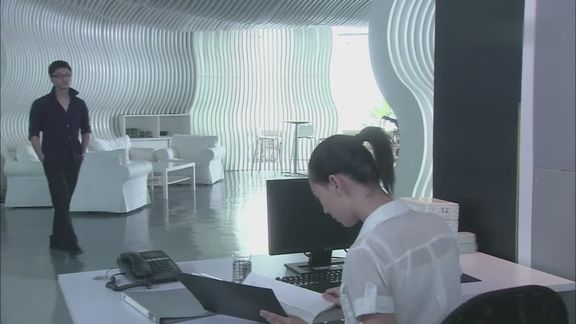 公司前台第一天上班就睡觉,被老总通过监控发现