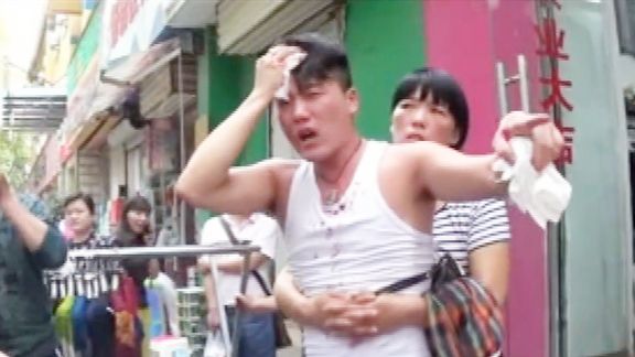 办事处和商户起争执,劝架男子惨被酒瓶砸,究其原因双方各执一词