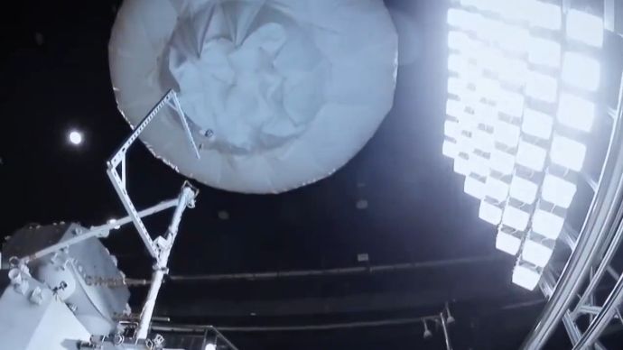中国科学家绘制的月表图,全分辨率打印有足球场那么大