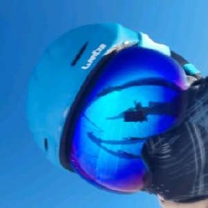 踩着风火轮小子 