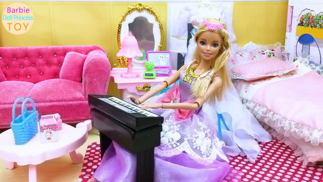 芭比娃娃公主玩具,芭比娃娃在卧室弹琴