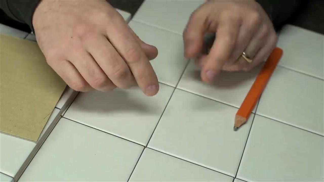 简单的瓷砖切割技巧 - 没有测量!Easy Tile Cutting Trick - No Measuring!