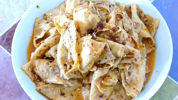 爱吃辣条的快收藏了,教你辣条怎么做,方法简单,一看就会。