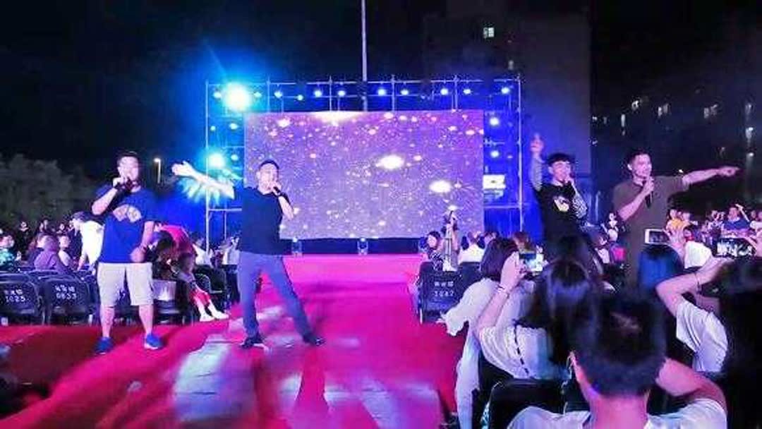 大学毕业典礼上一首《再见》,感觉像一场快乐的演唱会?