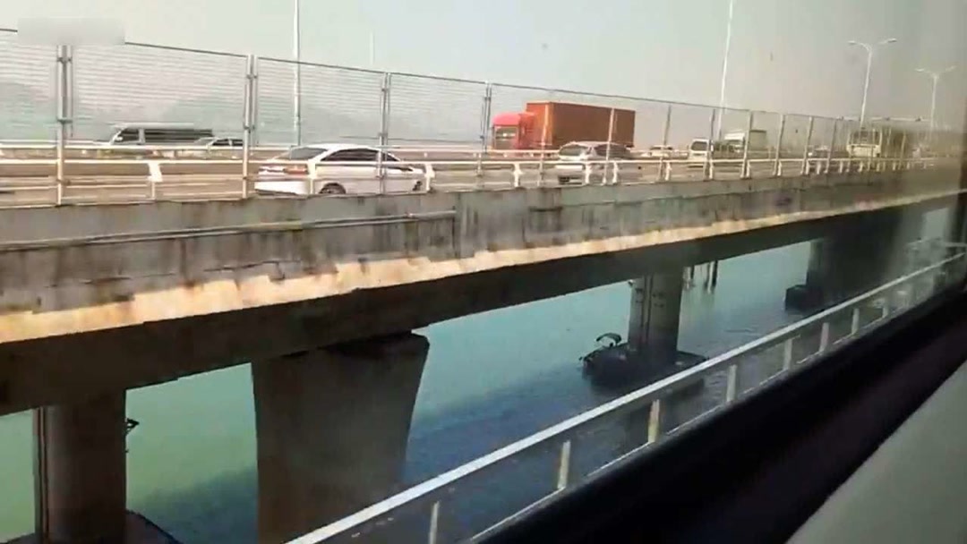 坐着火车过大海!K1210次列车驶出厦门岛通过杏林跨海大桥