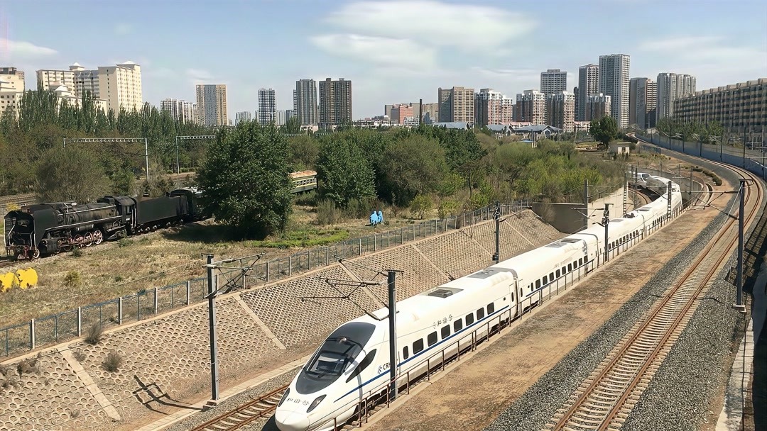 前进型蒸汽机车与和谐号动车组同框完美演绎中国铁路发展史