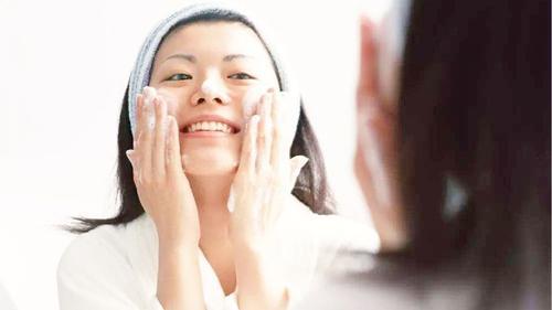 你知道洗脸的正确方式吗?皮肤不好或许是你洗的不对!快来学学