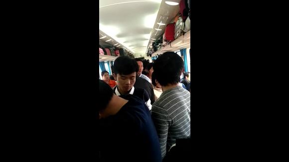 K1295次火车,太多人了,让你再也不想坐火车#春运返程#