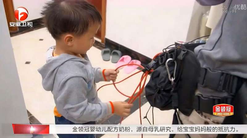 孩子动口咬伤工作人员,爸妈竟然选择这样做,育儿师觉得很吃惊
