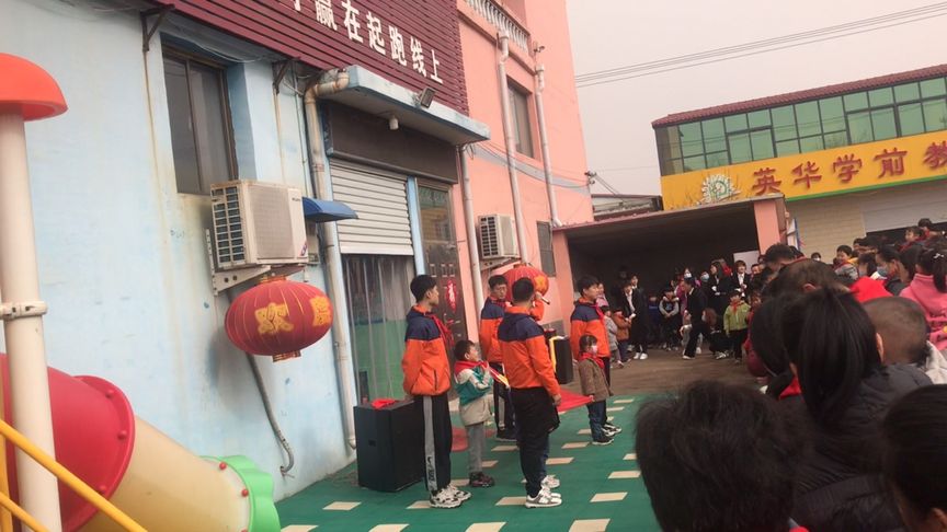 幼儿园小朋友升国旗礼