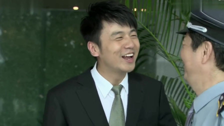 这个保安大爷很霸气,连公司里的两个高层管理见了都得很尊敬他