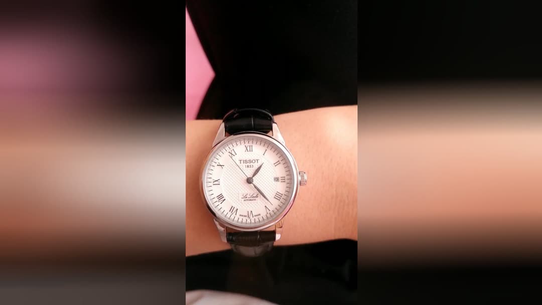 刚买的手表,时间也调好了,发条也上了为啥不动?