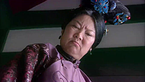 新还珠格格:容嬷嬷正用银针刺扎紫薇,幸好此时尔康赶来,将其救下