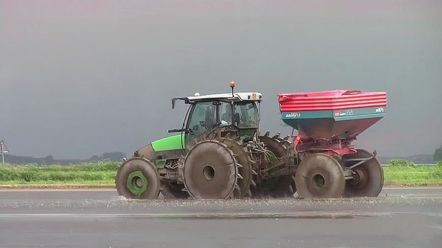 水稻直播和移栽哪个更好?老外选用直播机一小时播种.