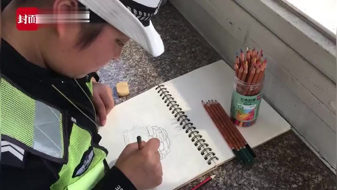 四川90后“漫画交警”:用画笔记录日常点滴 用漫画诉说交通安全