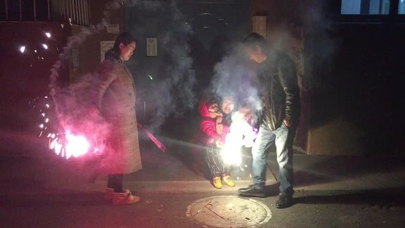 放个烟花 宝宝羽绒服 漏了俩洞