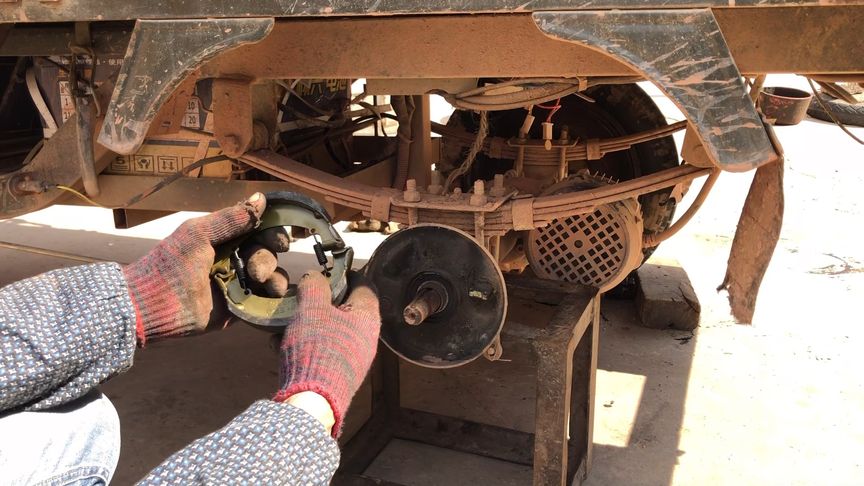 二哥教你换好电动三轮车后刹车片,学会了自己在家都可以换