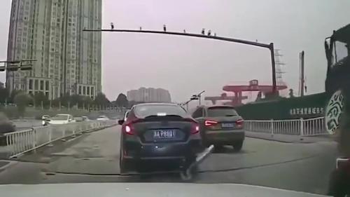 行车记录仪:路上偶遇了本田思域,接着就因为底盘低,排气管被钢板刮掉...