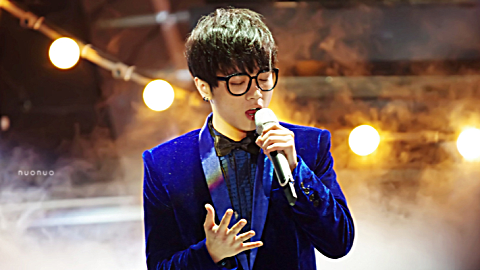 华晨宇演唱会上激情演绎《我管你》,歌迷大合唱,嗨翻了!