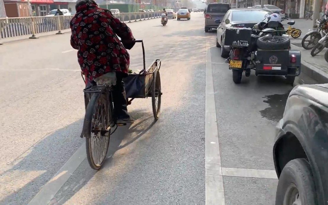 摩托车有倒三轮,其实自行车也有,还是用屁股操作转向的