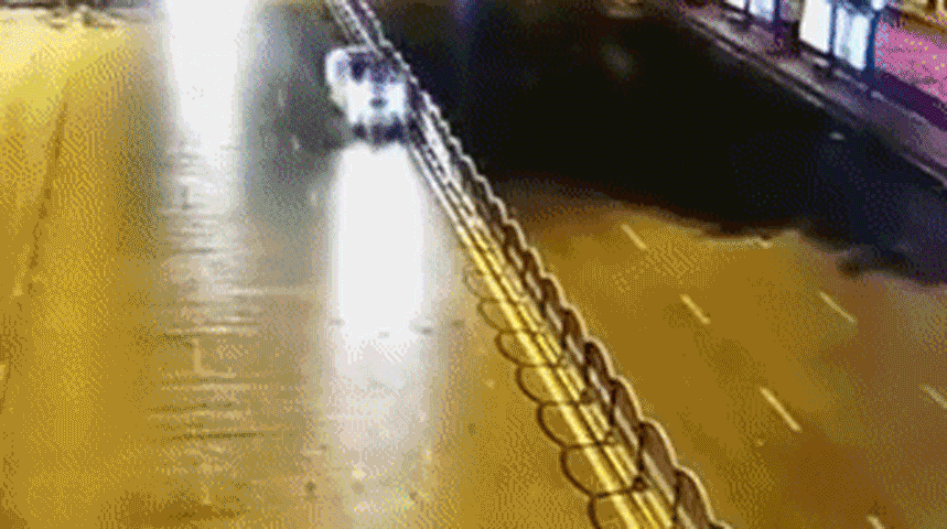 【浙江】为在美女面前逞英雄 结果醉酒驾驶车撞飞护栏还旋转180度