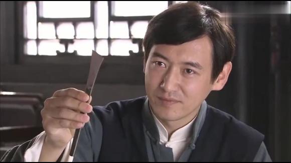 修脚小伙用祖传刀法在大佐腿上划几下,居然把鬼子整条腿削下来了